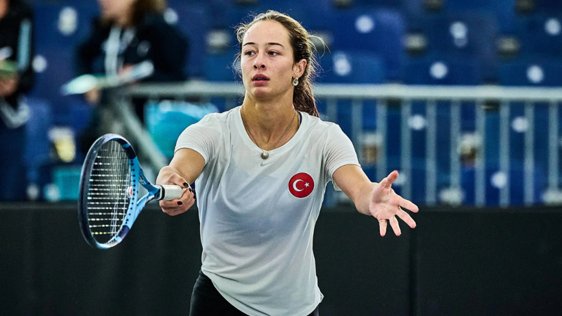 Raketinden alev çıkıyor! Milli tenisçi Zeynep Sönmez rakibini korttan sildi