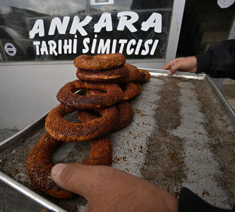 Ankara Kalesi'nin tarihi simit fırını direniyor